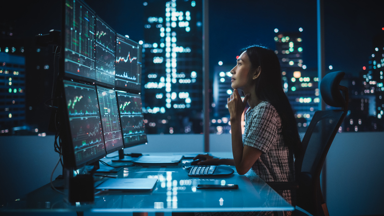 Choosing Financial Advisor vs. Financial Analyst for Your Career