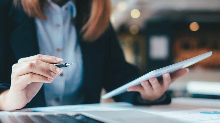 Pros and Cons of a Career in Wealth Management